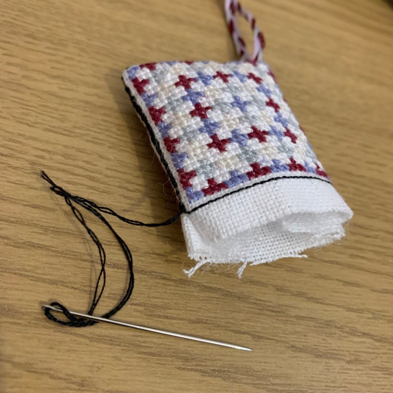 Cross Stitch Scissor Fob Pattern: Log Cabin Quilt Block Design ...