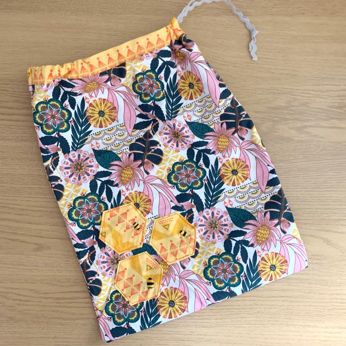 Sewing Tutorial: Summery Drawstring Bag With Embroidered Bee And ...