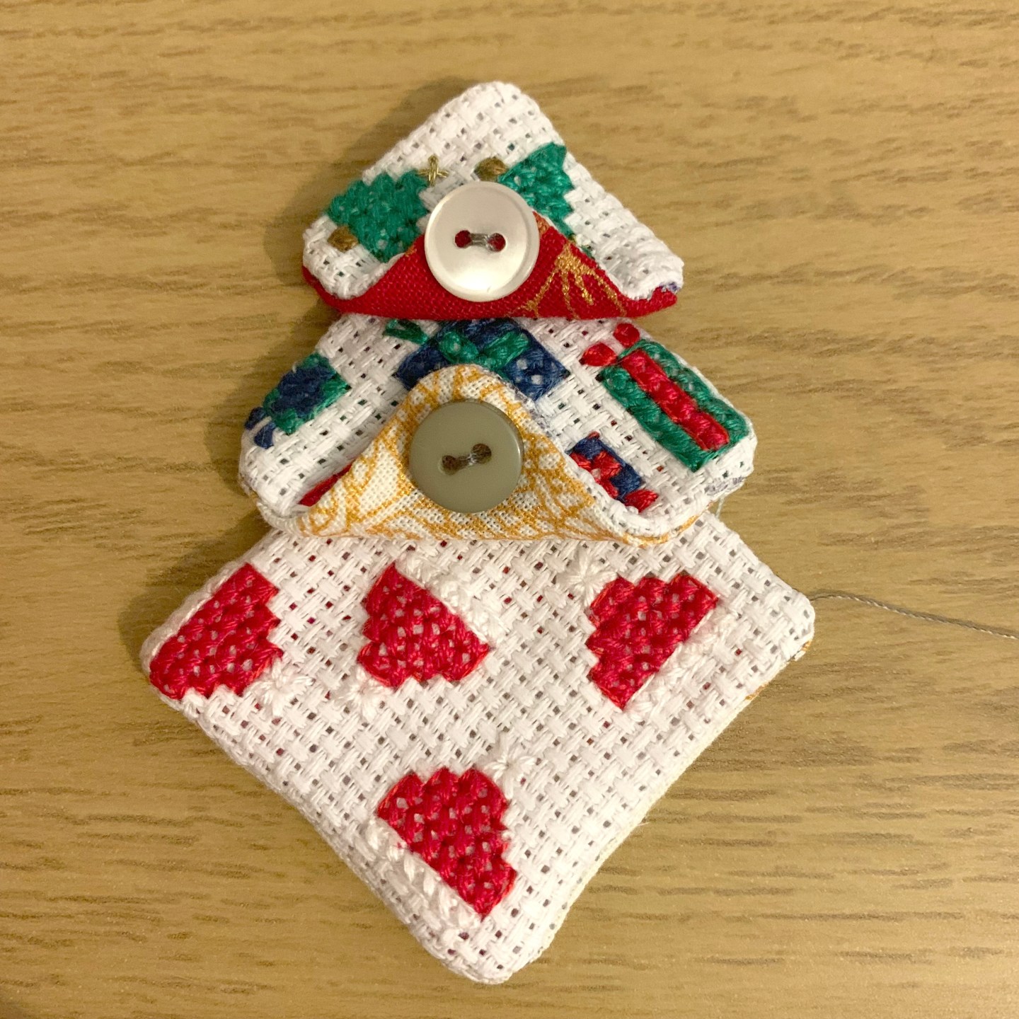 Sewing Tutorial: Folded Fabric Christmas Tree Decorations With Cross ...