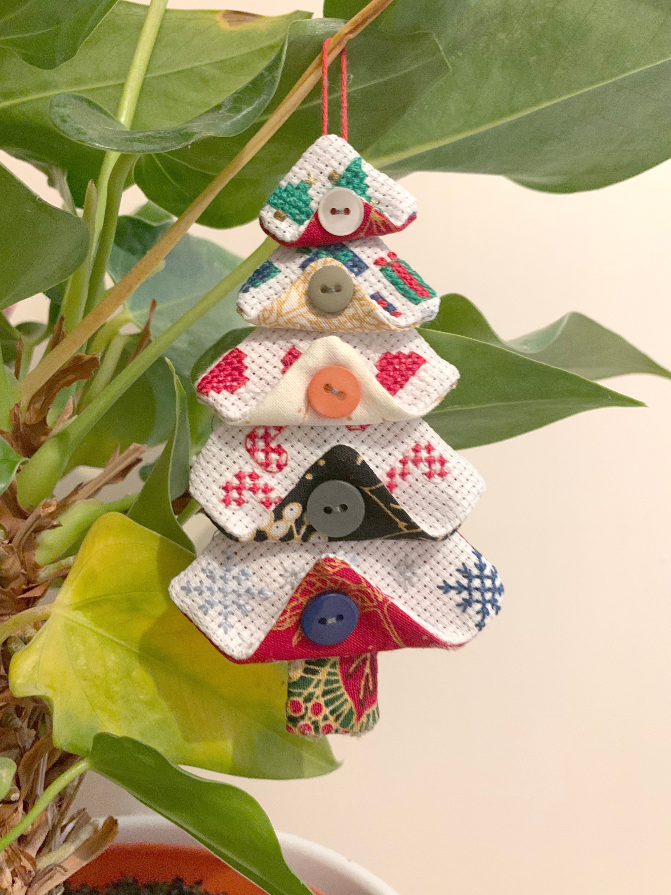 Sewing Tutorial: Folded Fabric Christmas Tree Decorations – Perfect For ...